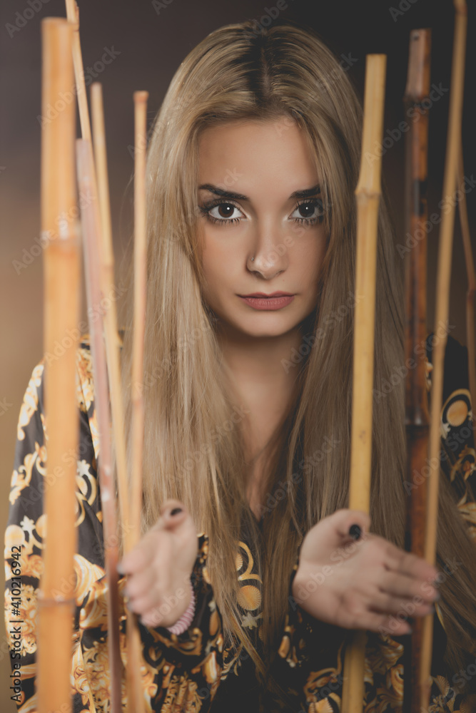 Sesión de moda en estudio con modelo femenina Stock Photo | Adobe Stock