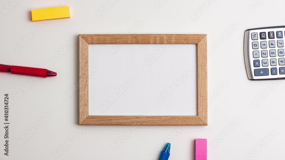 Vidéo Stock Yellow and pink sticky note, wooden frame, red and blue pen ...