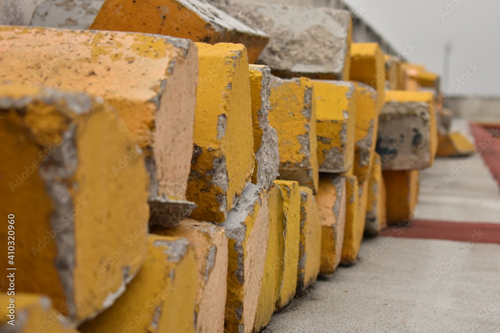 bloques de cemento o concreto de color amarillo en exterior Stock Photo ...