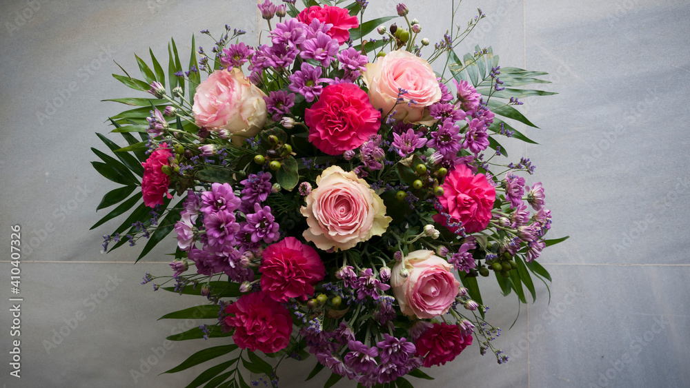 Ramo de flores de rosas y violetas Stock Photo | Adobe Stock