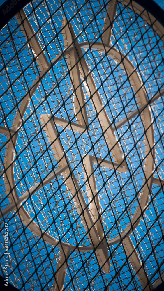 Signo de rayo en raqueta con red metálica eléctrica para matar insectos ...