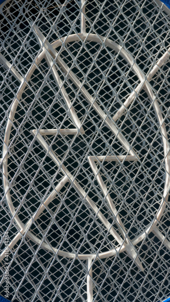 Signo de rayo en raqueta con red metálica eléctrica para matar insectos ...