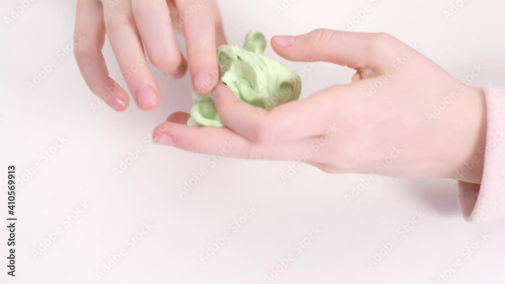 Vidéo Stock Hands with green slime close up. Girl stretching slime to ...