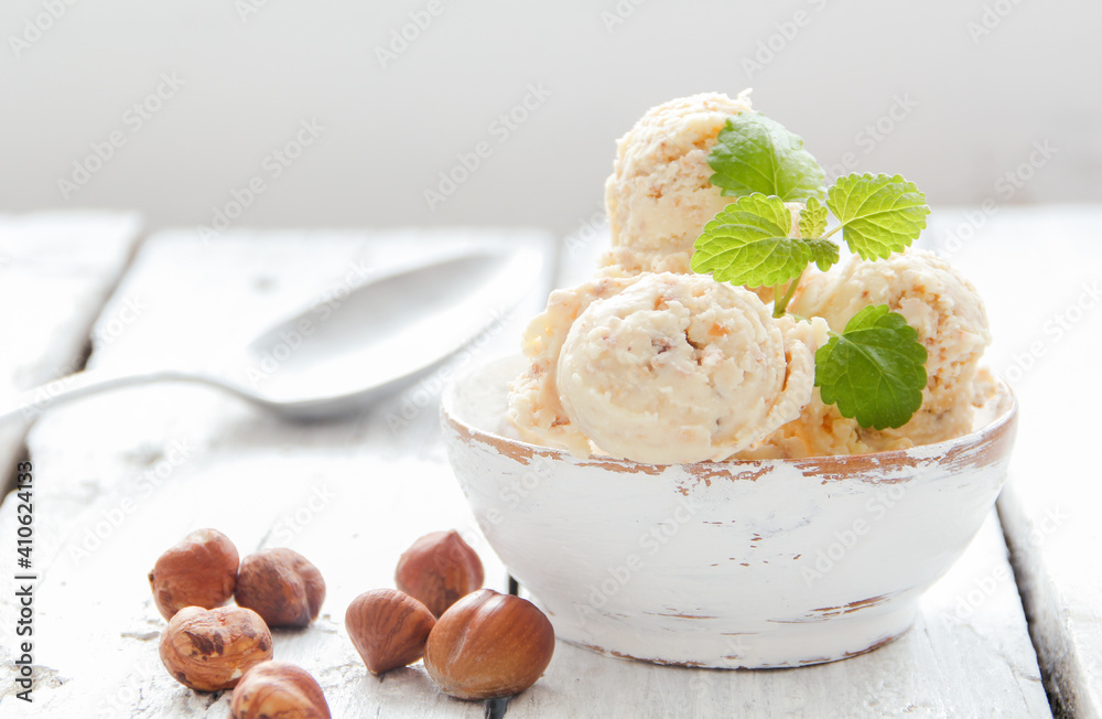 Haselnusseis Nusseis Nüsse Speiseeis Eisbecher Haselnuss Eis Stock Photo | Adobe Stock