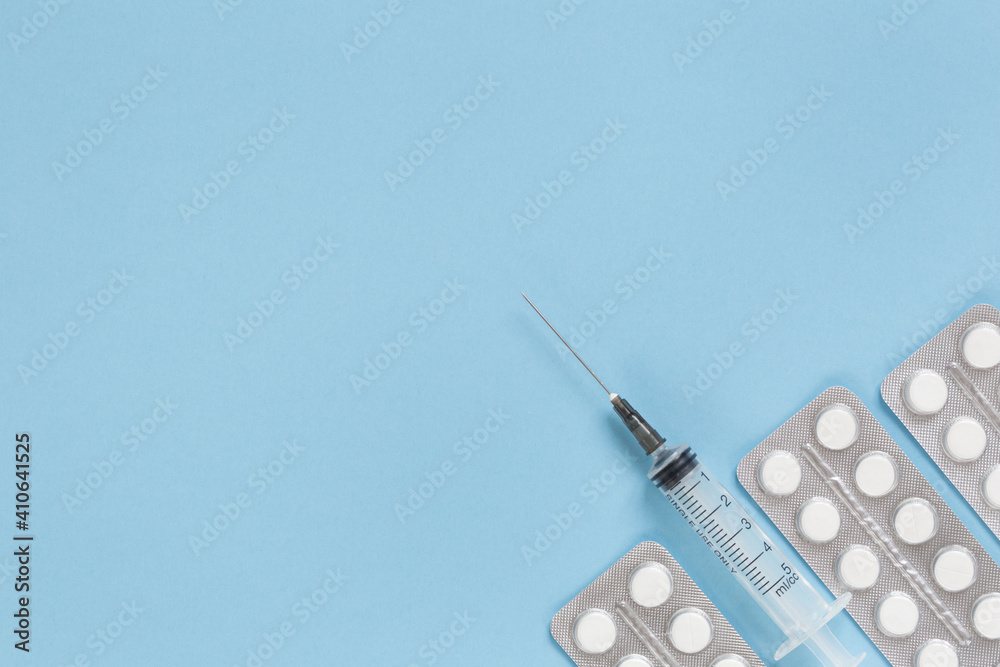 Expendable syringe for vaccination and packaging with pills ...