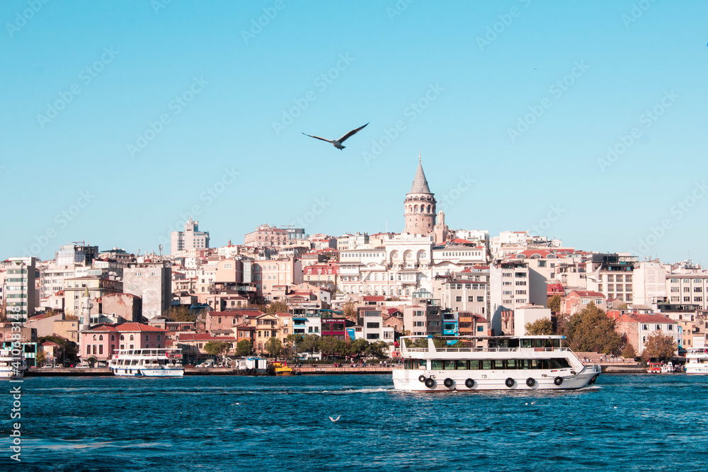 Stockfoto Ciudad de Estambul vista desde un ferry en el río Bósforo al ...