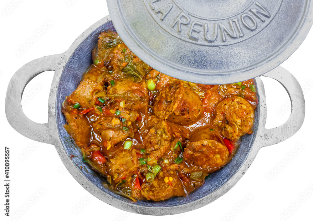 Rougail saucisses dans une petite marmite créole, spécialité culinaire ...