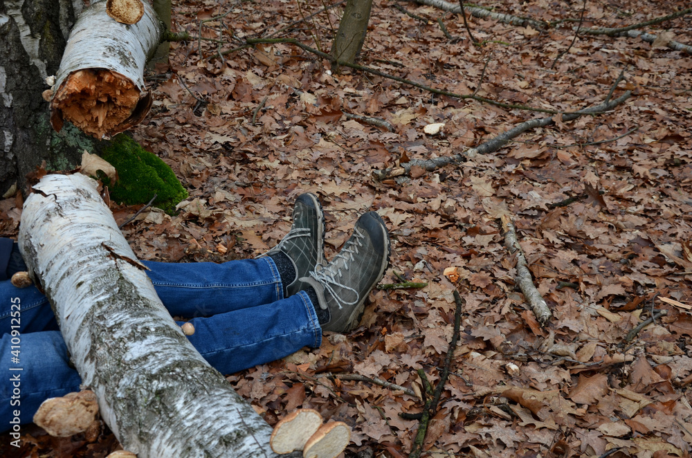 Foto de dead man covered with a tree. the tree turned upside down and ...