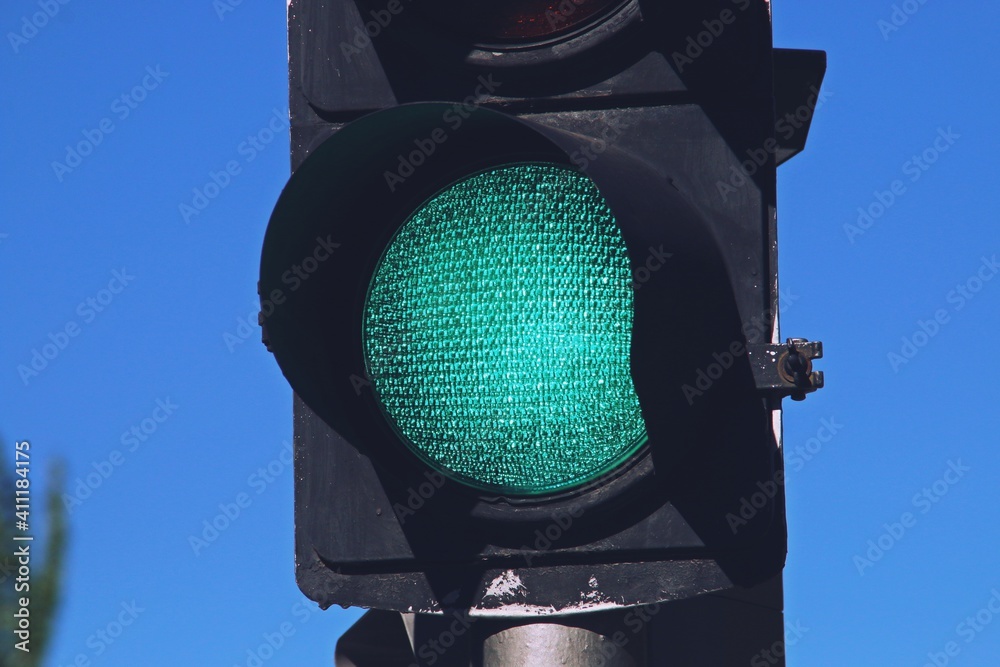 Semáforo en verde en la calle San Modesto de Madrid, España. Primer ...
