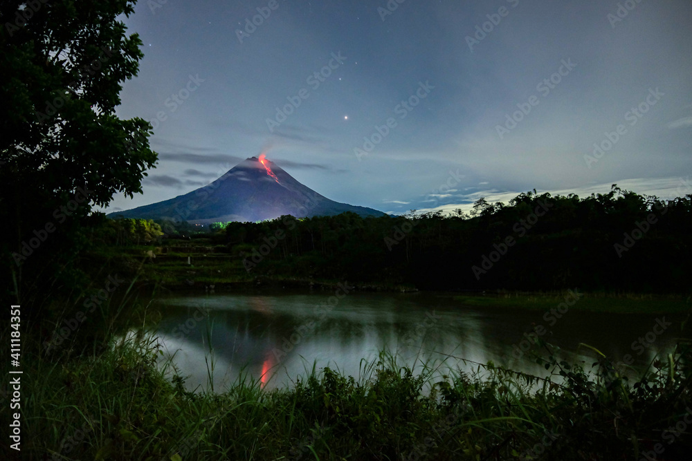 Foto de Mount Merapi is the most active volcano in Central Java and ...