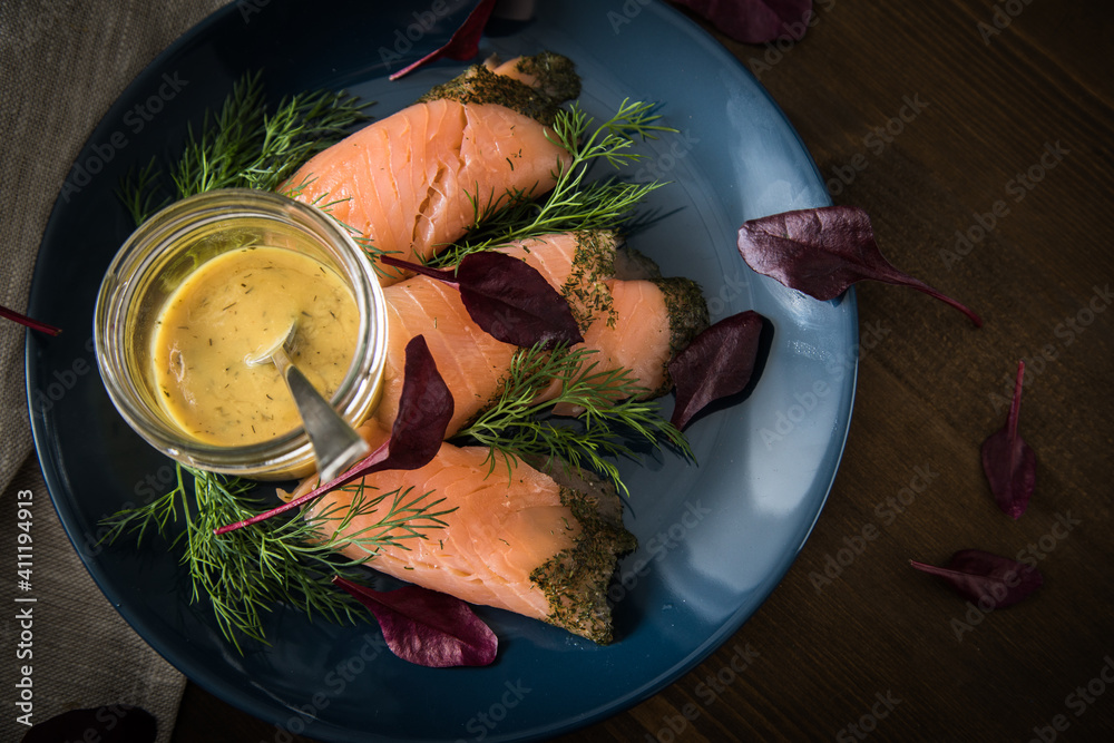 Foto de Gravlax Graved Lachs mit Rote Beete Blätter Salat, Dill ...