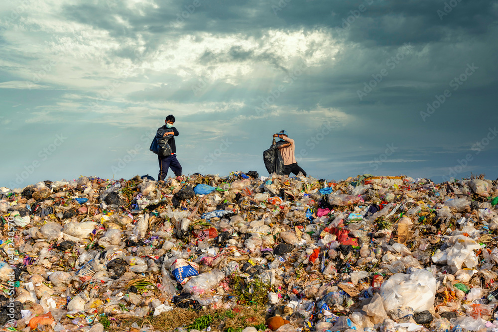 Poor people collect garbage for sale People living in garbage heaps ...