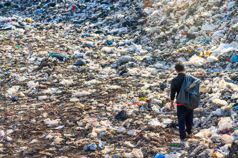 Foto de Poor people collect garbage for sale People living in garbage ...