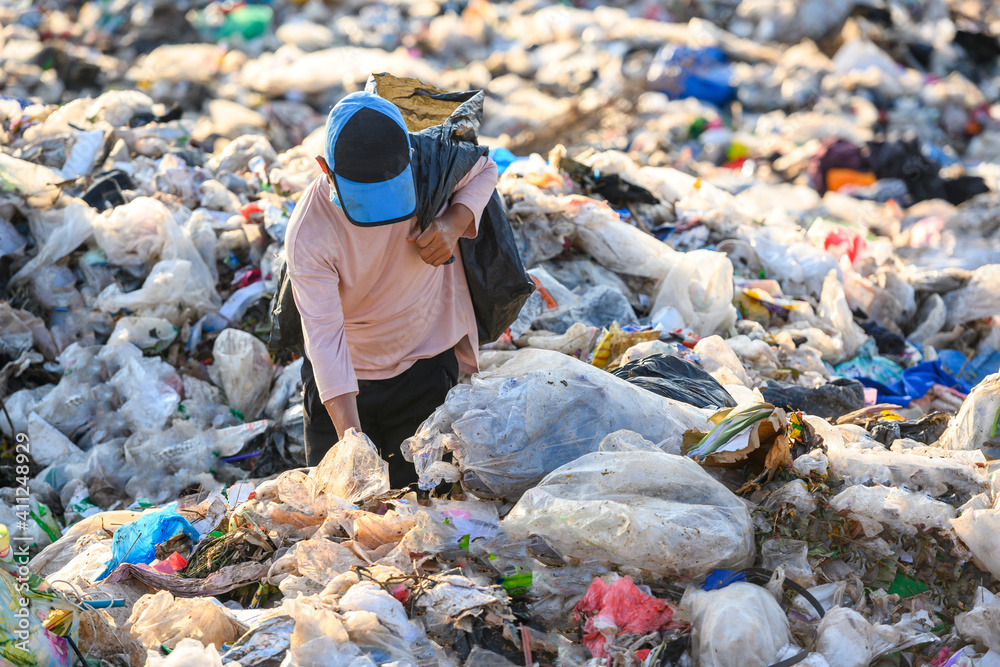 Poor people collect garbage for sale People living in garbage heaps ...