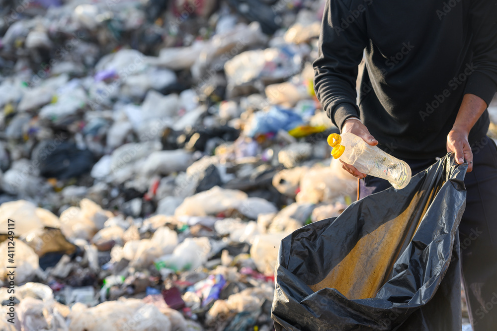 Poor people collect garbage for sale People living in garbage heaps ...