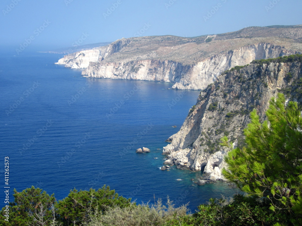 Foto de Beautiful west cliff coast at Zakynthos (Zante) island. Rocky ...