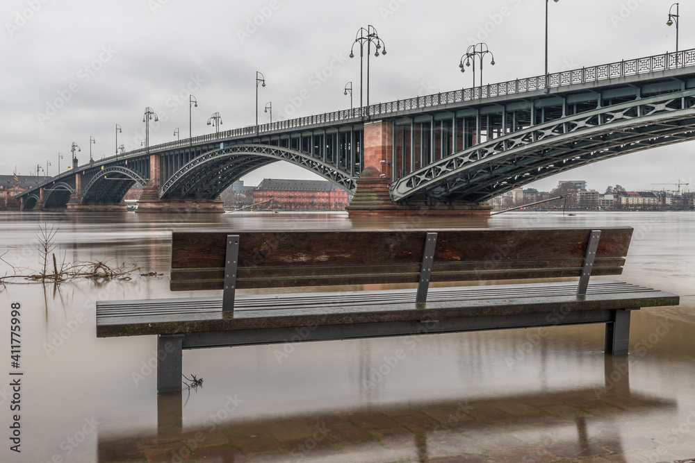 Hochwasser am Mainzer Rheinufer Stock Photo | Adobe Stock