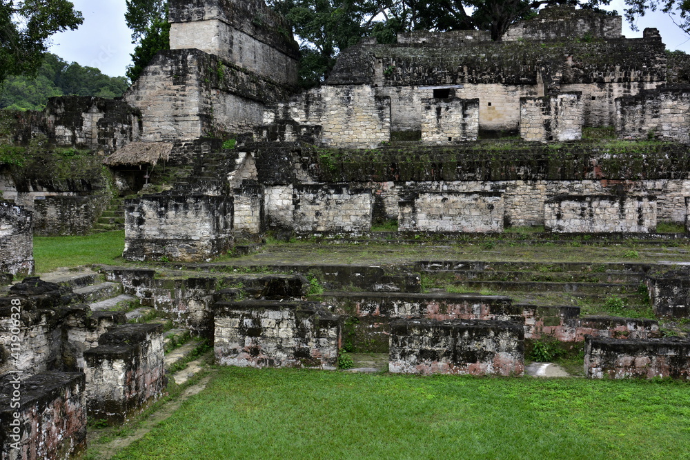 Paisajes y rincones de la ciudad arqueológica maya de Tikal, situada en ...