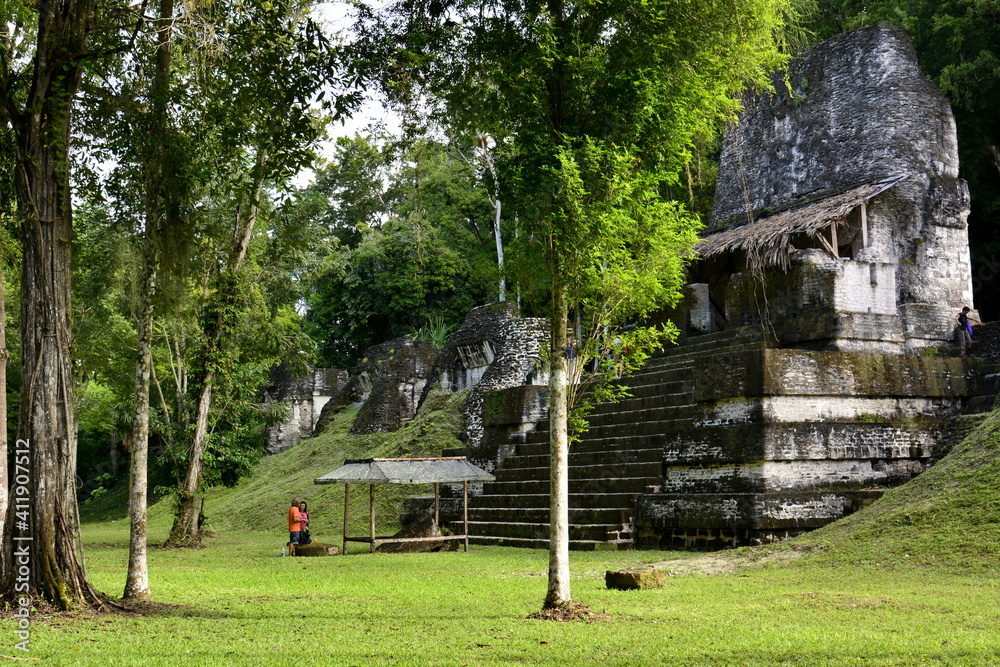 Paisajes y rincones de la ciudad arqueológica maya de Tikal, situada en ...