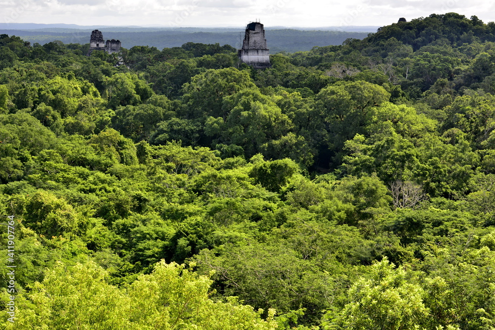 Paisajes y rincones de la ciudad arqueológica maya de Tikal, situada en ...