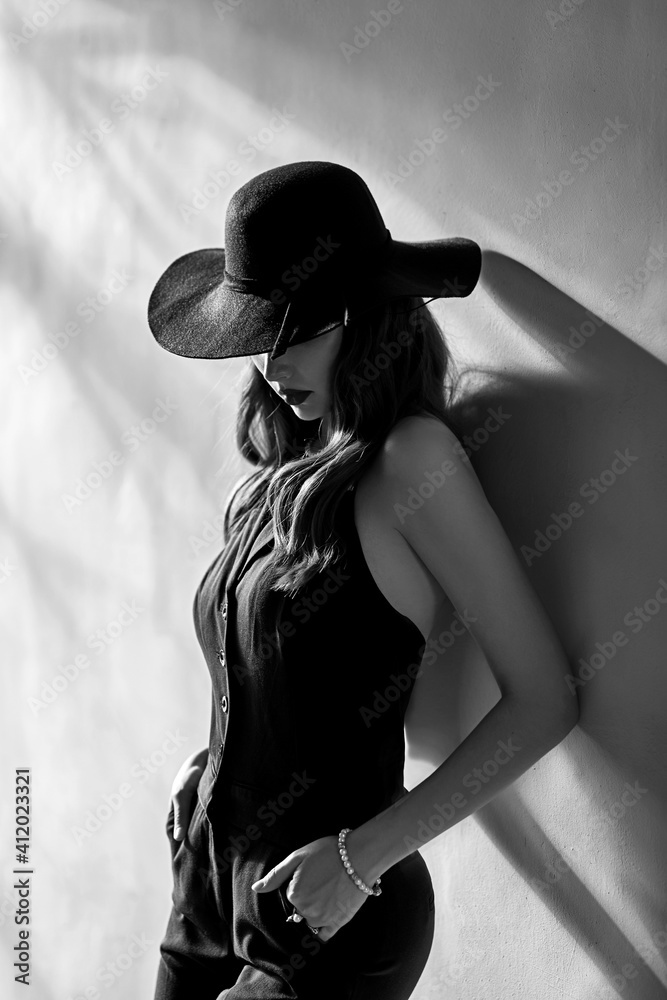 Girl and a hat, Elegant Woman Beauty in Wide Broad Brim Hat covered ...