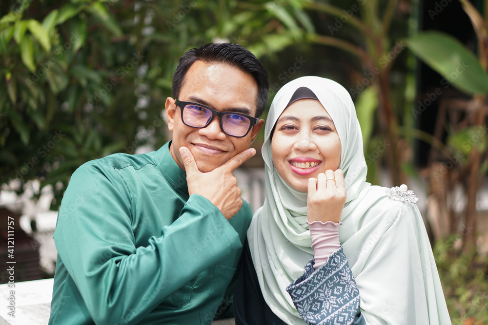Foto de Portrait of a Muslim Malay couple wearing Malay traditional ...