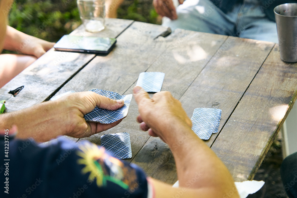 Personas Latinoamericanas jugando a las cartas de truco al aire libre ...