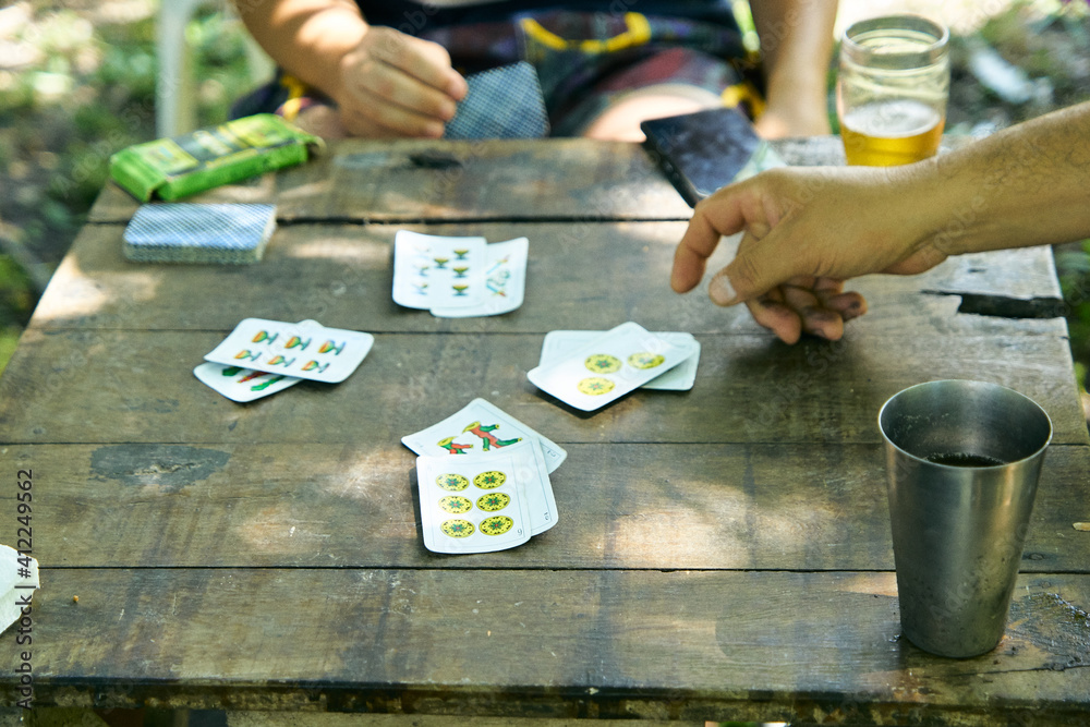 Personas Latinoamericanas jugando a las cartas de truco al aire libre ...