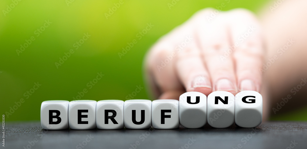 Symbol für den Traumberuf. Hand dreht Würfel und ändert das Wort "Beruf ...