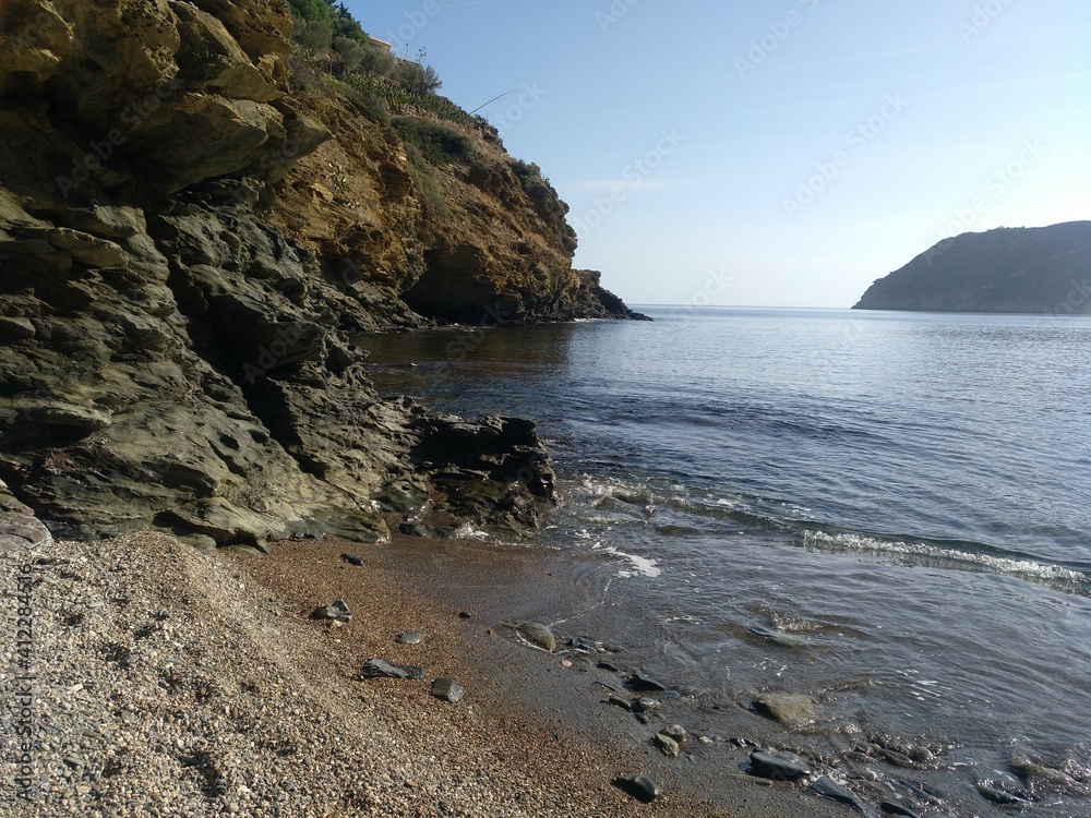 Rincón muy tranquilo de cala Jòncols, perteneciente a Cadaqués, con su ...
