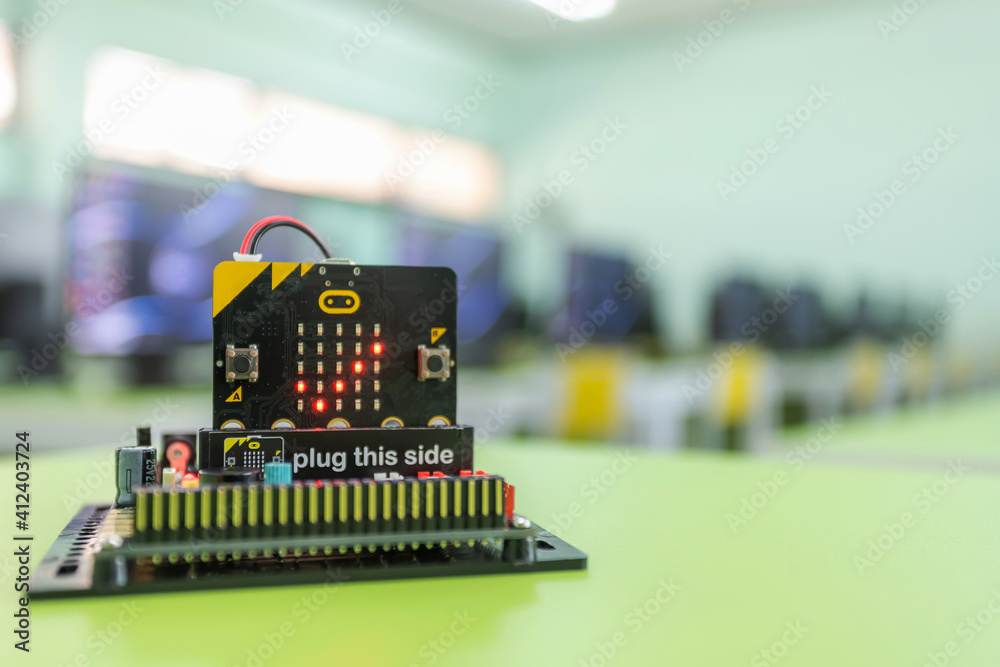 Foto de Microbit Educational microcontroller board showing a checkmark ...