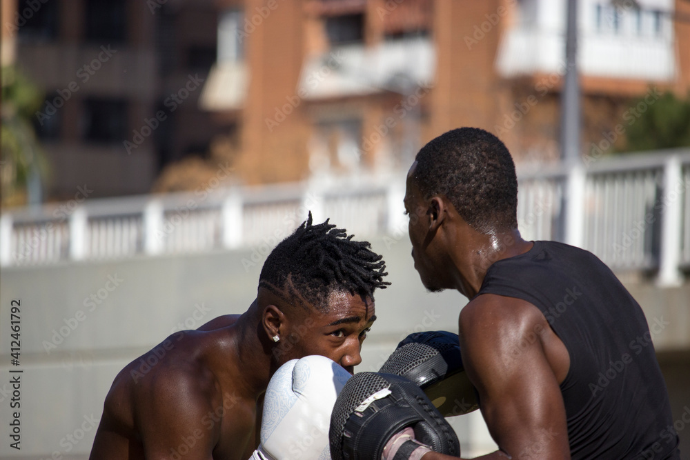 Foto de Black beginner boxer in an outdoor boxing class with a ...