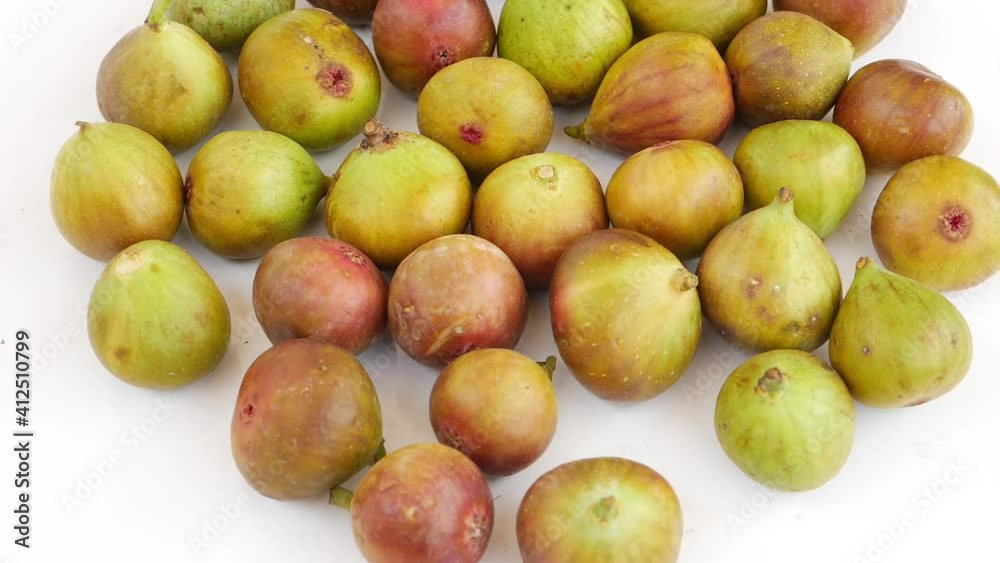 Vidéo Stock Rotating view of green and brownish color fig fruits ...