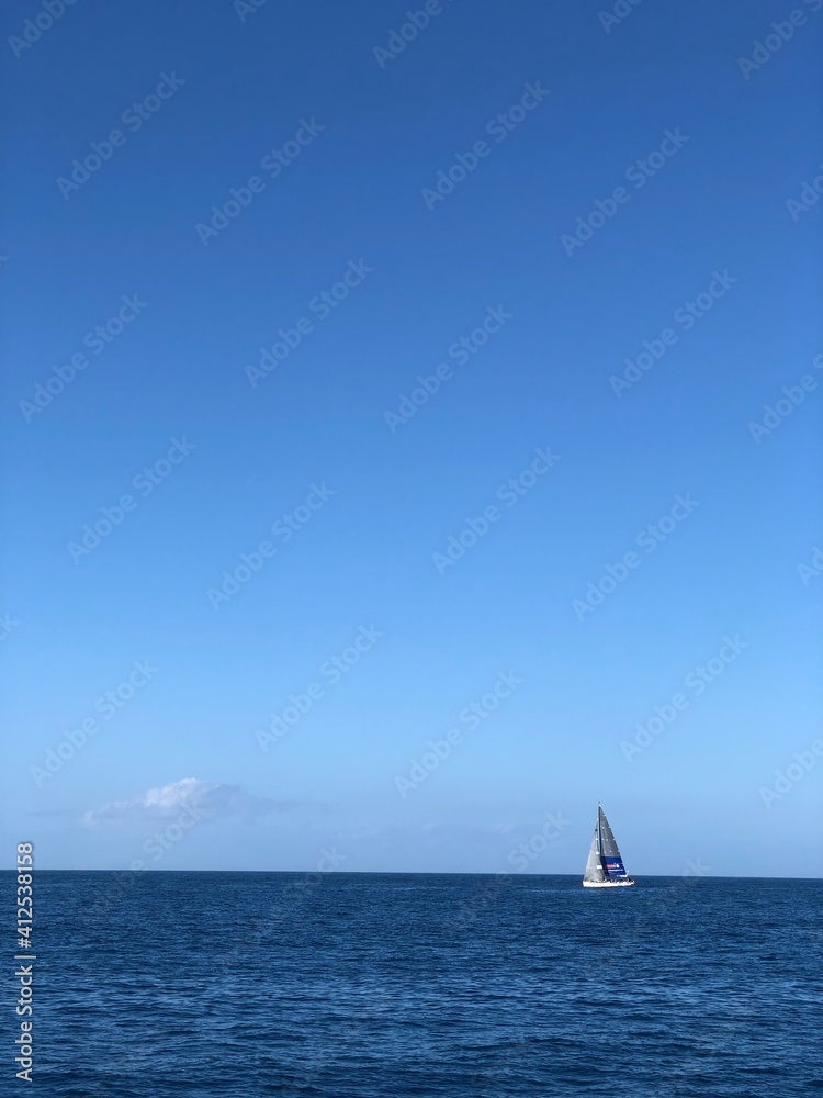 barco velero navegando en el mar azul Stock Photo | Adobe Stock