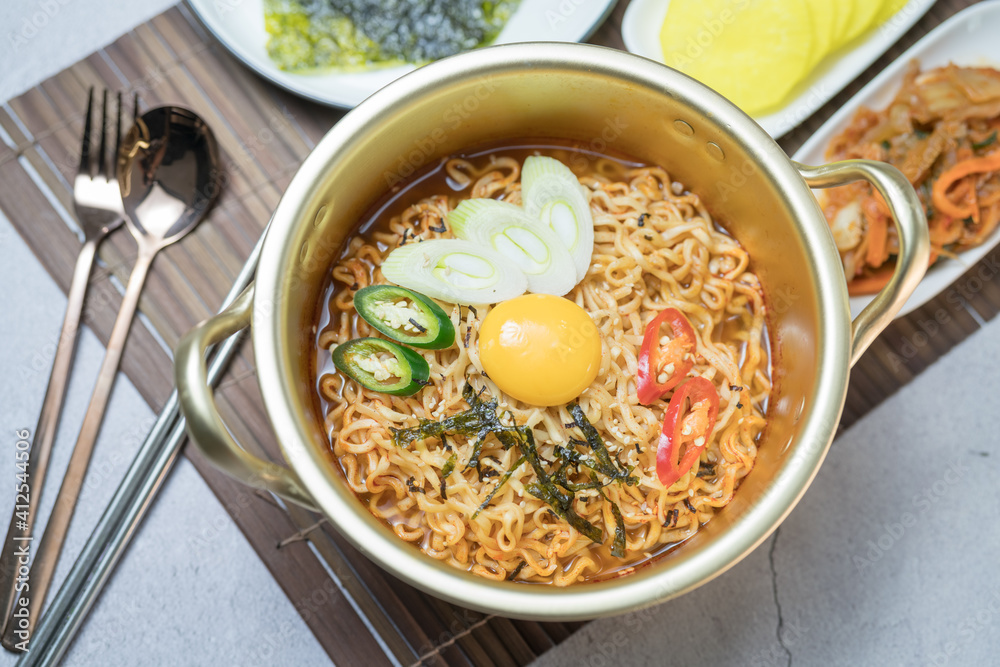 Foto de Korean traditional Ramyeon noodle with egg yolk, chilli, kimchi ...