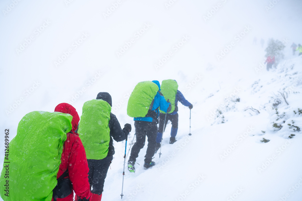IMAGE OF A GROUP OF PEOPLE HIKING IN EXTREME CONDITIONS. ALPINISTS ...