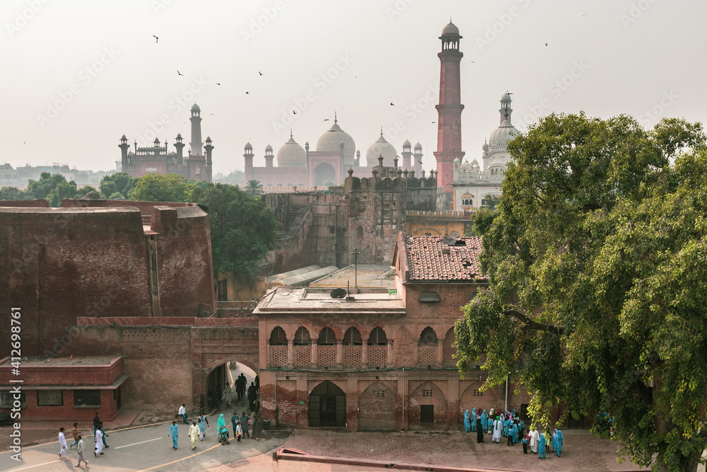 Lahore, Pakistan: Walled city center and Badshahi Mosque Stock Photo ...