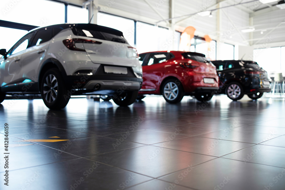 Foto de Car dealership showroom with vehicles for sale. Modern car ...