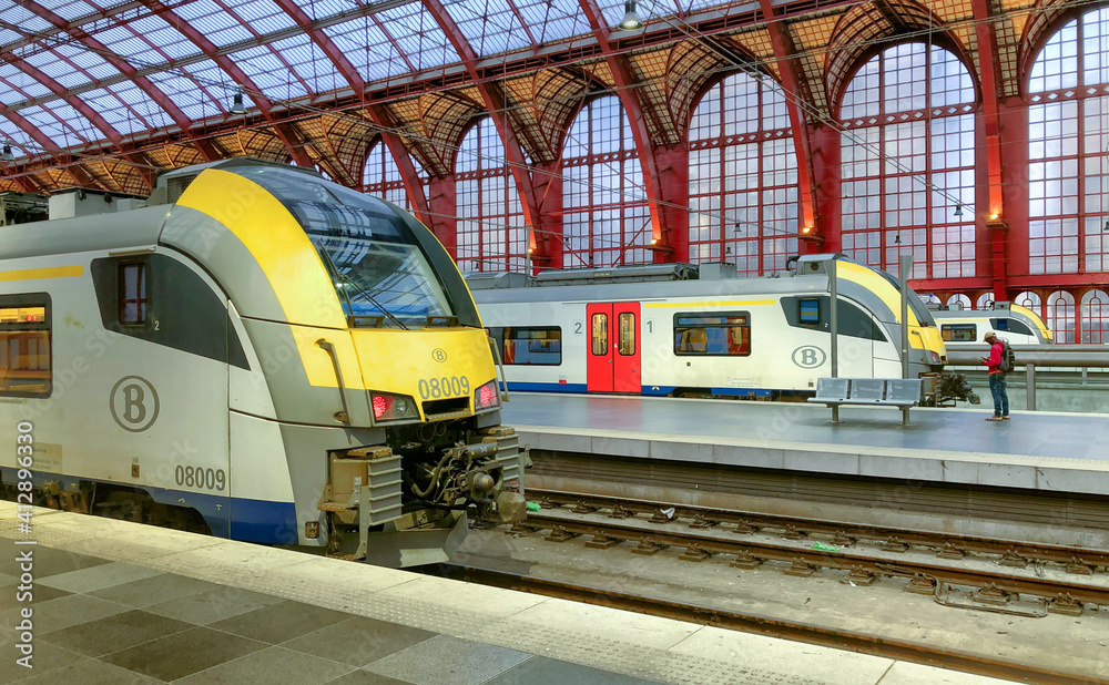 Foto de ANTWERP, BELGIUM, September 2019: Upper level of Antwerp ...