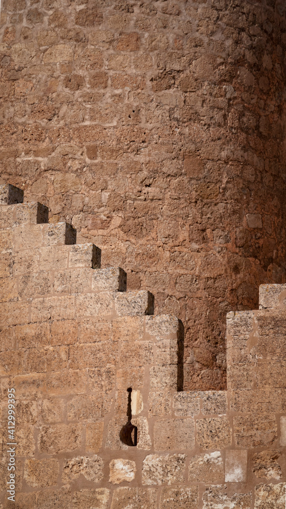 Almenas y murallas de piedra en castillo fortificado histórico Stock ...