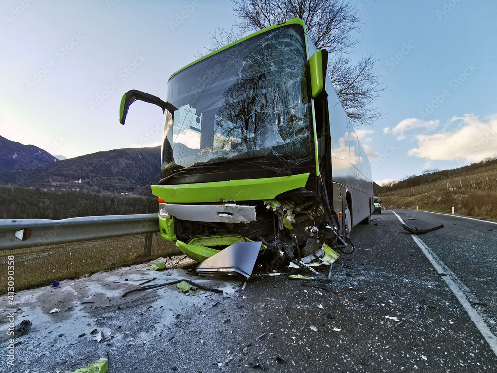 Violent frontal collision between a bus and a car traveling in the ...