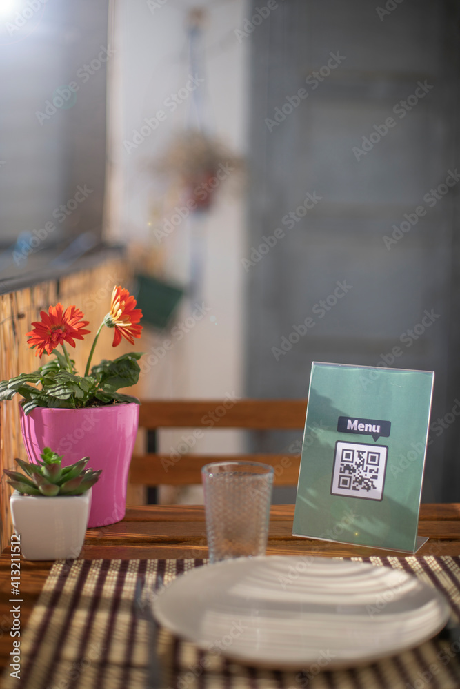 Código QR en una mesa de restaurante par escanear menu con el ...