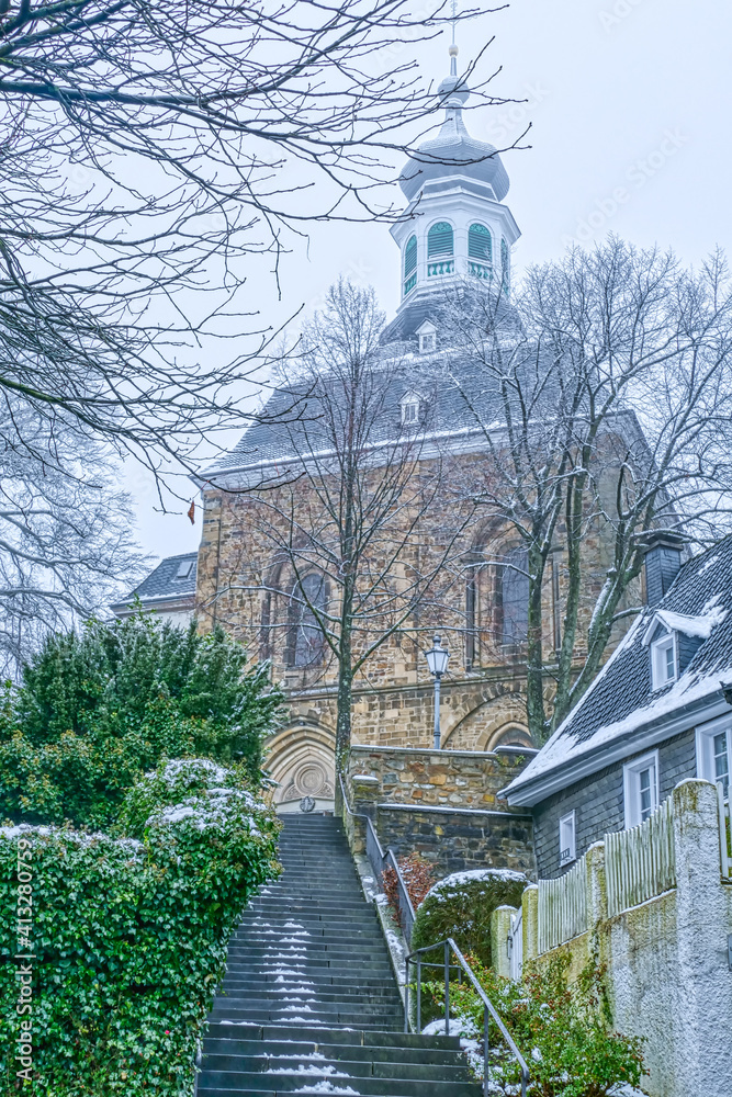 Historischer Kirche und Treppe in Solingen Gräfrath im Winter Stock ...
