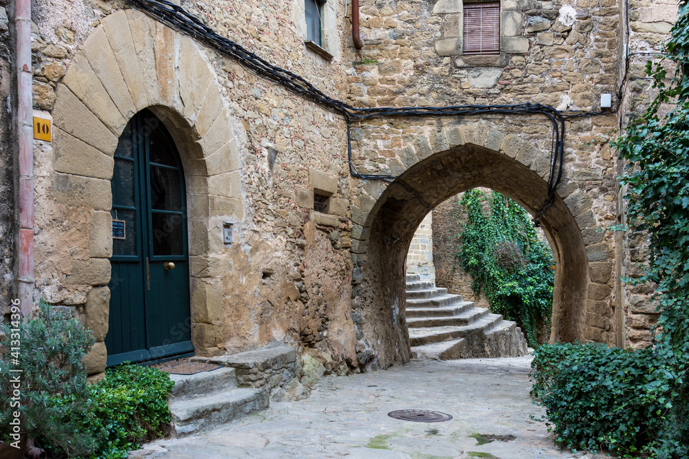 Paisajes y rincones del pequeño pueblo de Madremanya, en la comarca del ...