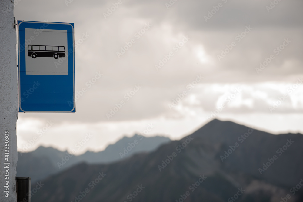 Cartello di fermata autobus in montagna Stock Photo | Adobe Stock