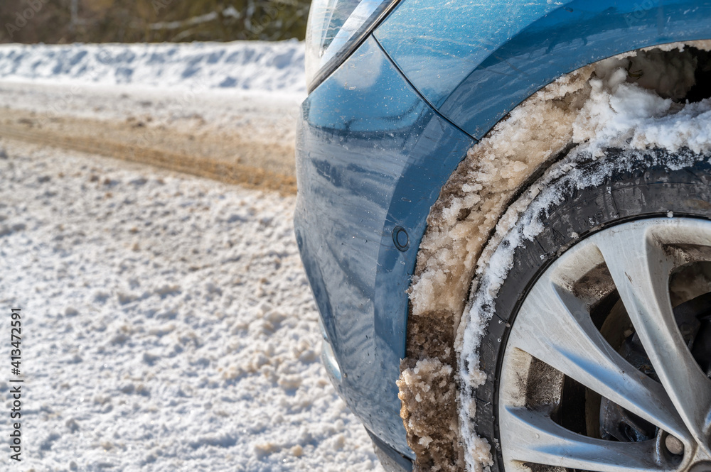 Gefahr durch festgefrorenen Schnee und Matsch im Radkasten eines Autos ...