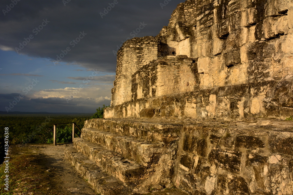 Paisajes y rincones de las ruinas arqueológicas mayas de la ciudad de ...