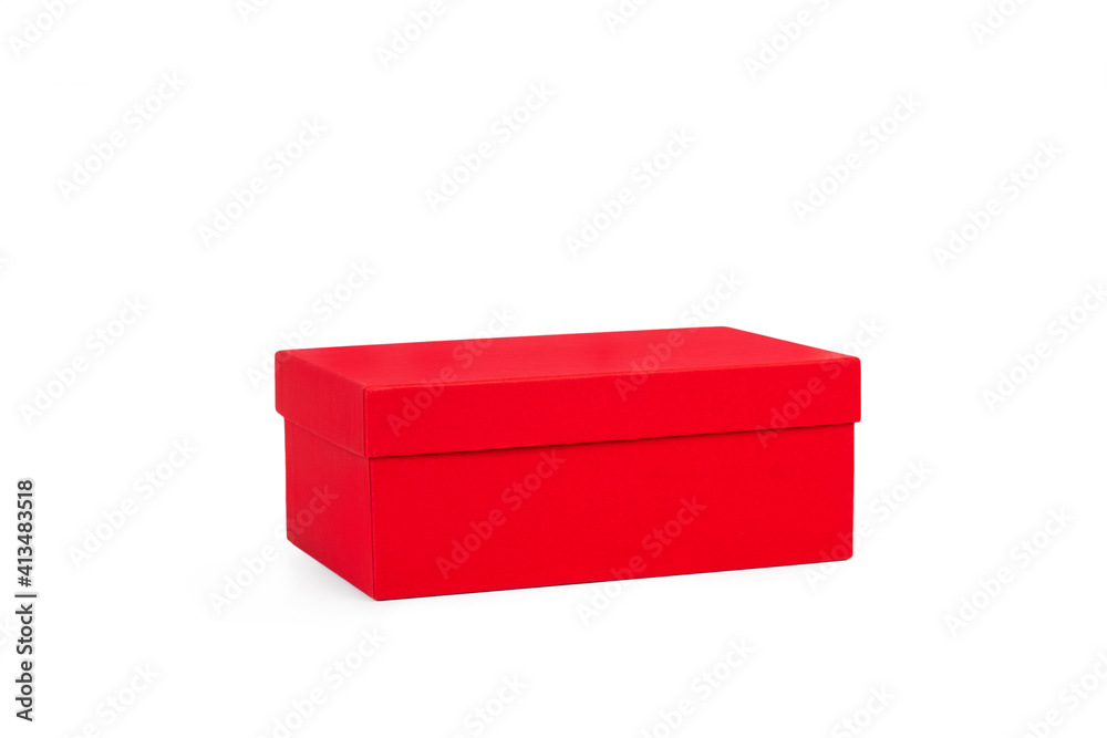 Poster Una caja de cartón roja sobre un fondo blanco liso y aislado ...