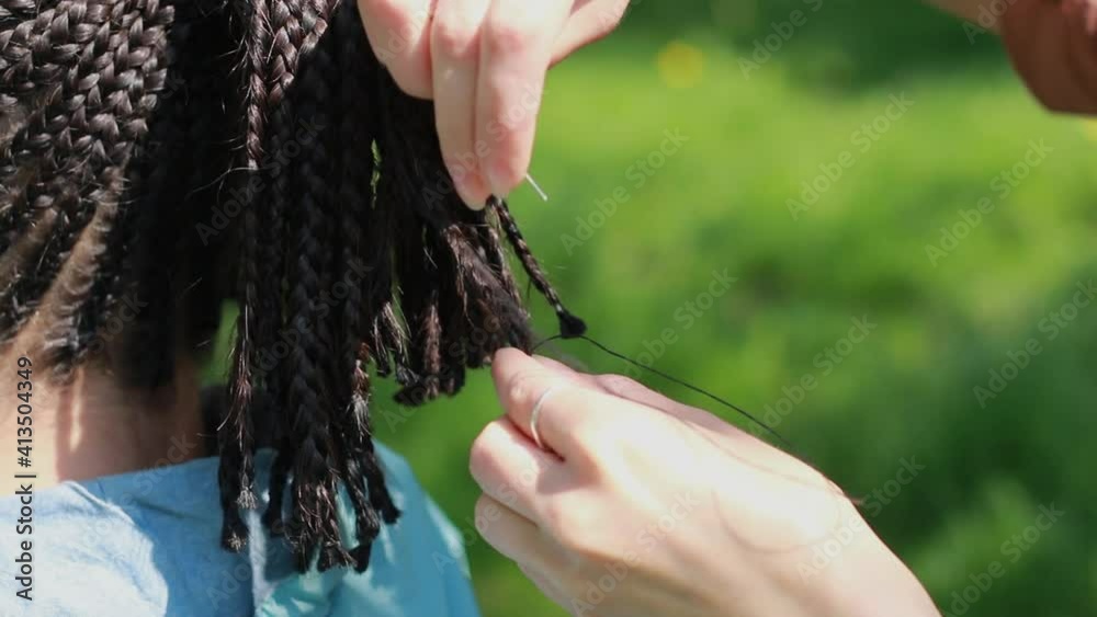 cornrows, weaving acrylic fiber into a hairstyle Stock ビデオ | Adobe Stock