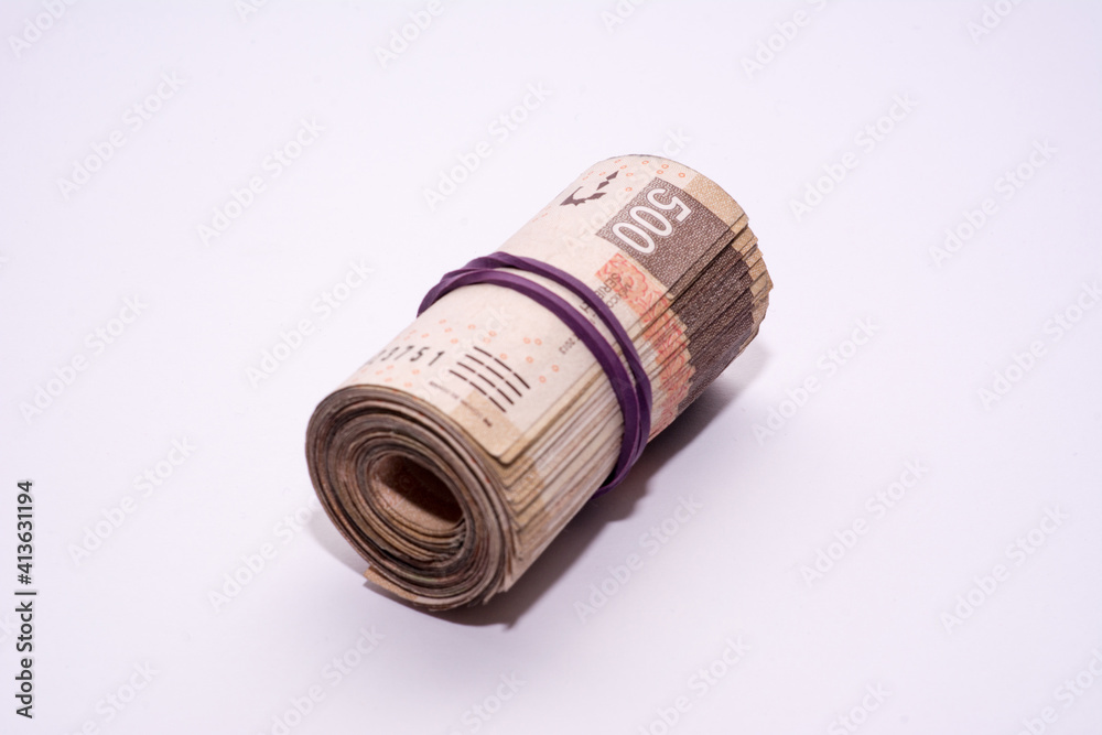 Rollo de billetes mexicanos de 500 pesos atados con una liga, Roll of ...